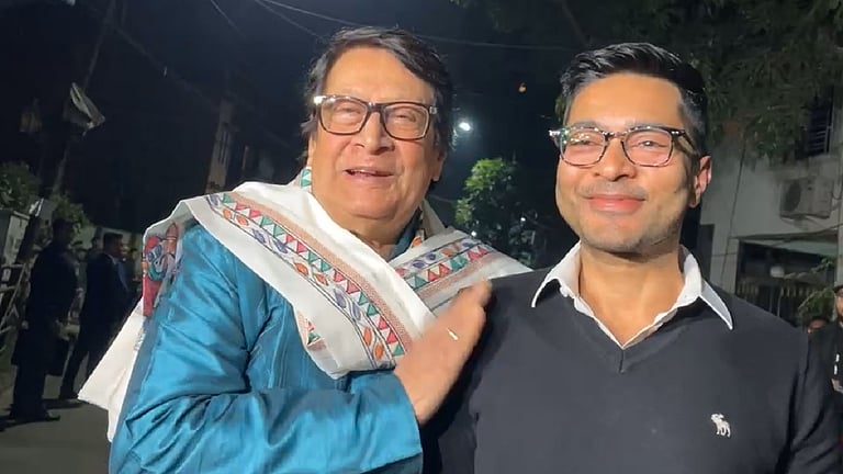 রঞ্জিত মল্লিকের বাড়িতে ‘উন্নয়নের পাঁচালি’ নিয়ে হাজির অভিষেক, কী ...