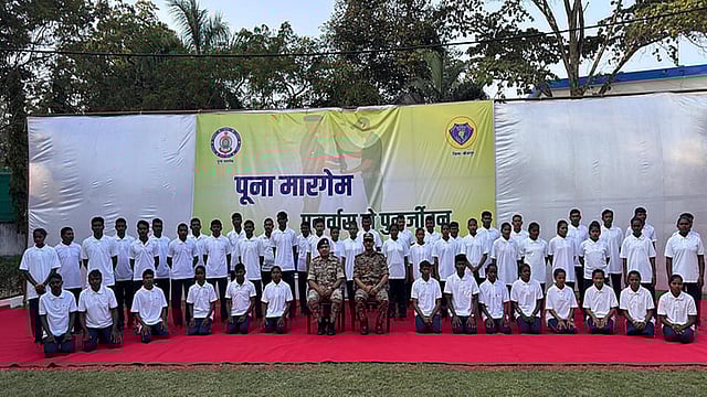 Maoist surrender: ২১ জন মহিলাসহ বিজাপুরে আত্মসমর্পণ ৫২ জন মাওবাদীর