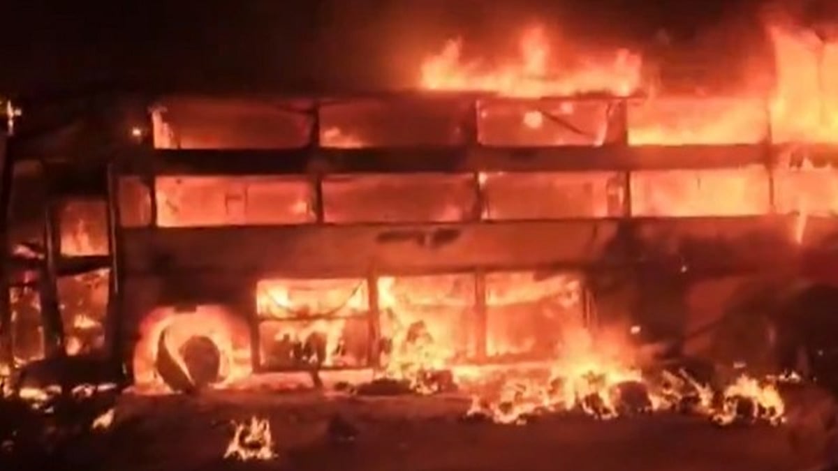 bus on fire: অন্ধ্রপ্রদেশের রাস্তার ট্রাকের সঙ্গে বাসের মুখোমুখি সংঘর্ষ ...