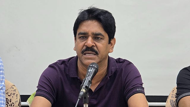 shaukat molla: শাসকদলের বিরোধিতা করলে সরকারি প্রকল্প বন্ধের হুঁশিয়ারি ...