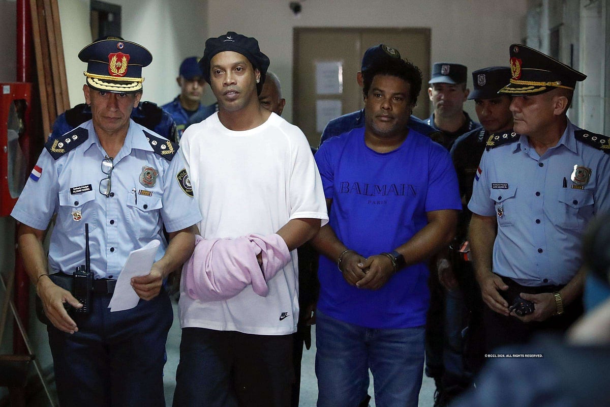 কারাবাস কাটিয়ে গৃহবন্দি রোনাল্দিনহো - ronaldinho leaves prison for ...