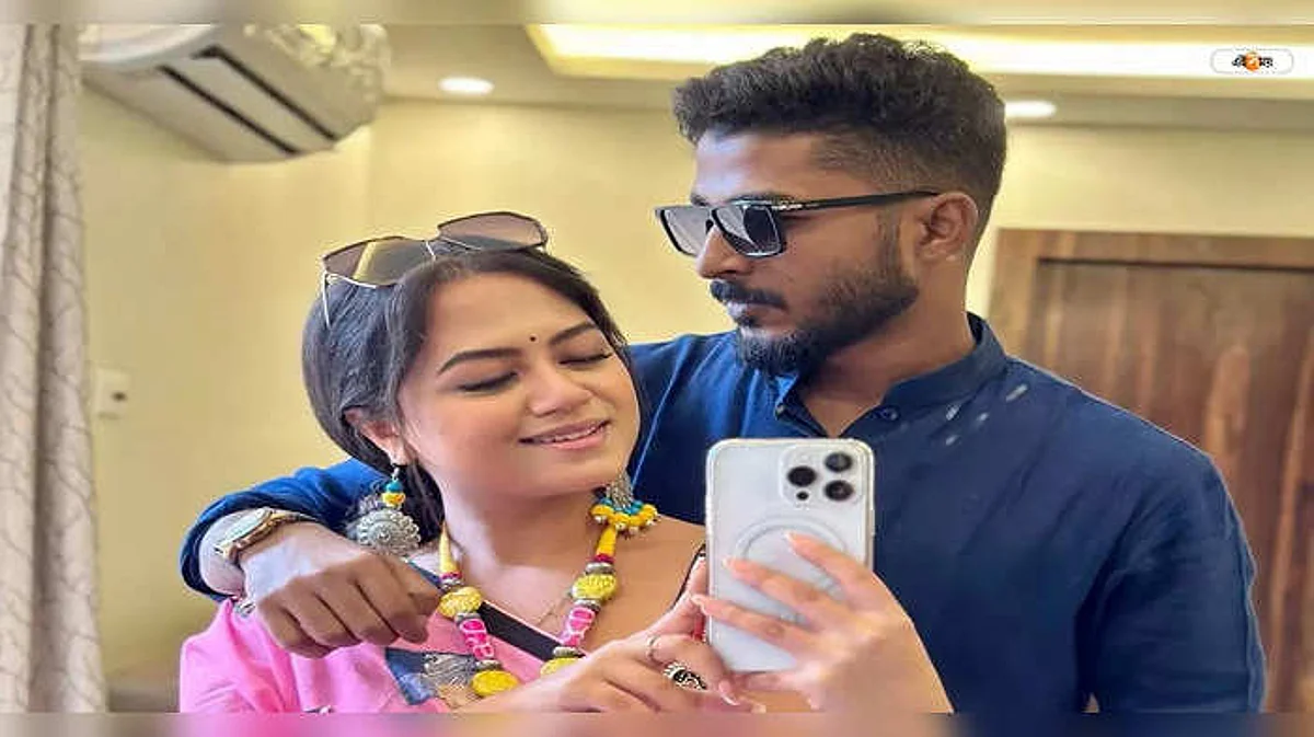 মেয়েকে না পাওয়ার যন্ত্রনায় কাতর মা প্রেমিকের গায়ে ঢলে পড়ে ছবি পোস্ট করতেই কটাক্ষ অনুরাগের