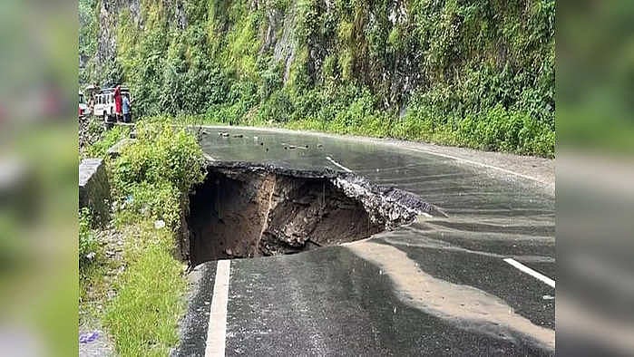 Sikkim Landslide: ফের টানা বৃষ্টির জেরে ধসে বিচ্ছিন্ন সিকিম, সমস্যায় ...