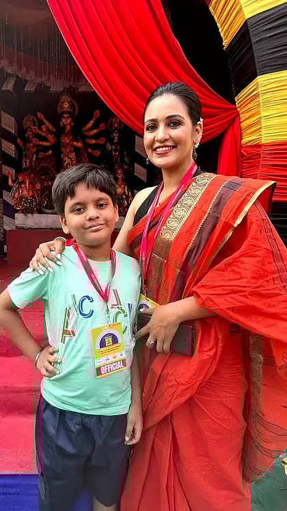 সহজকে নিয়েই প্রিয়াঙ্কার পুজো পরিক্রমা - priyanka sarkar is pandal hopping with son sahoj ...