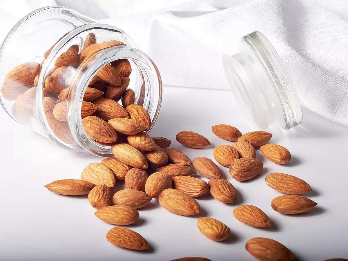 Almonds Benefits: রোজ একমুঠো করে খান এই বাদাম, তাহলেই রোগব্যাধির ফাঁদে ...