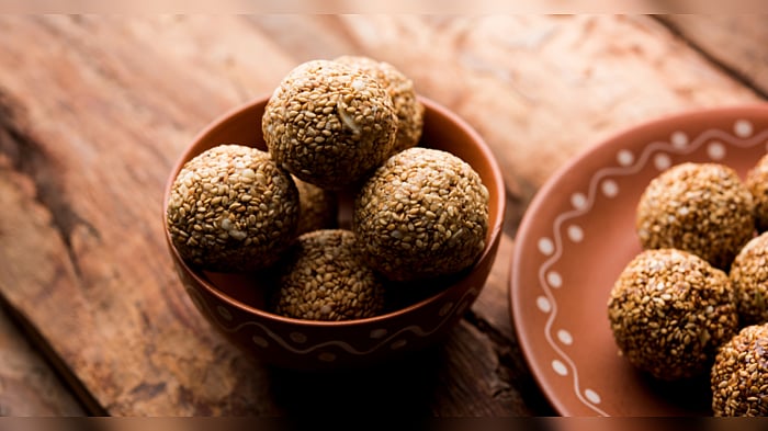 Tiler Naru Recipe In Bengali - প্রাচীন কৌশলে সুস্বাদু তিলের নাড়ু ...