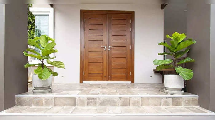 Dhan Prapti Upay | Sprinkle turmeric on main door of the house in the ...