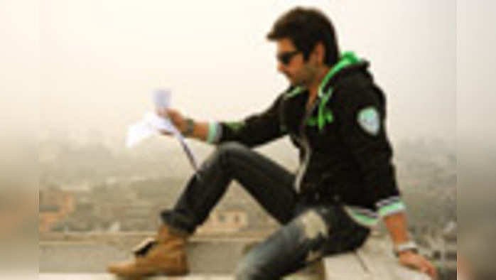 এডিটর জিত্‍ - jeet in ei samay office - eisamay