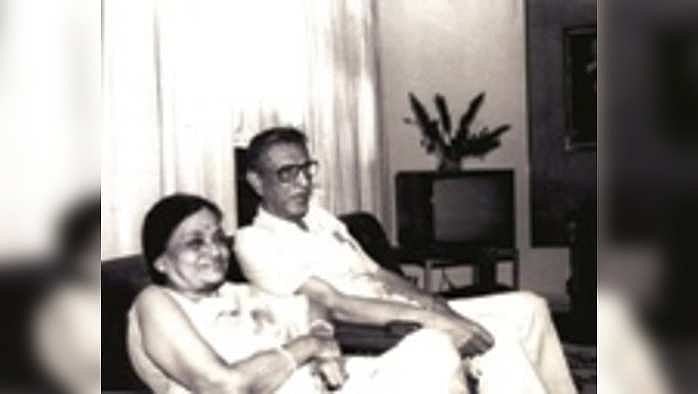 মঙ্কু বউদি - about late Bijaya Ray by Prasad Ranjan Ray - eisamay