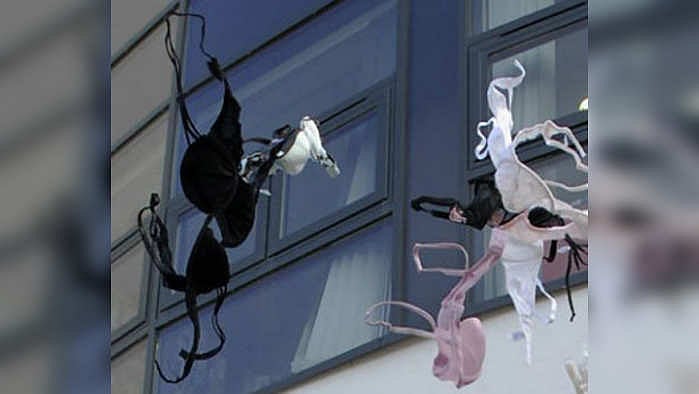 No Bra Day: স্তন ক্যান্সারের বিরুদ্ধে জেহাদ - World Observes No Bra Day ...