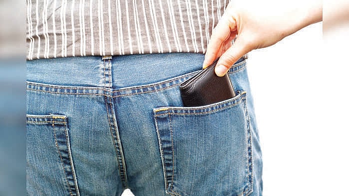 পকেটে তো শুধু কার্ড, পকেটমার নেবে কী - pick pocketers are in problem ...