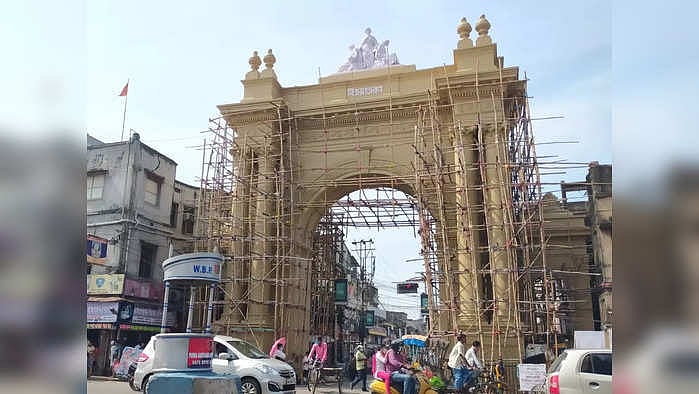 Bardhaman Curzon Gate,আপত্তি হকারদের, থমকে কার্জন গেট সংস্কারের কাজ ...