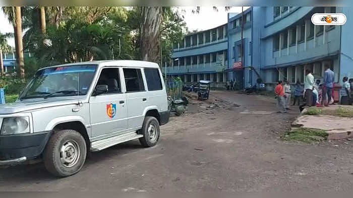 Balurghat District Hospital : হাসপাতালের জরুরি বিভাগের সামনে বিনা চিকি ...