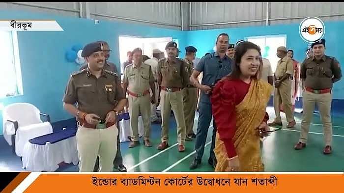 Satabdi Roy: শতাব্দী Vs পুলিশ সুপার! জমিয়ে ব্যাডমিন্টন ম্যাচ - tmc mp ...