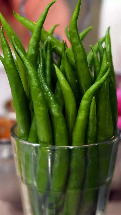 এসব রোগে এক কামড় লঙ্কাও বিষের সমান! - green chilli side effects include piles diarrhea ...