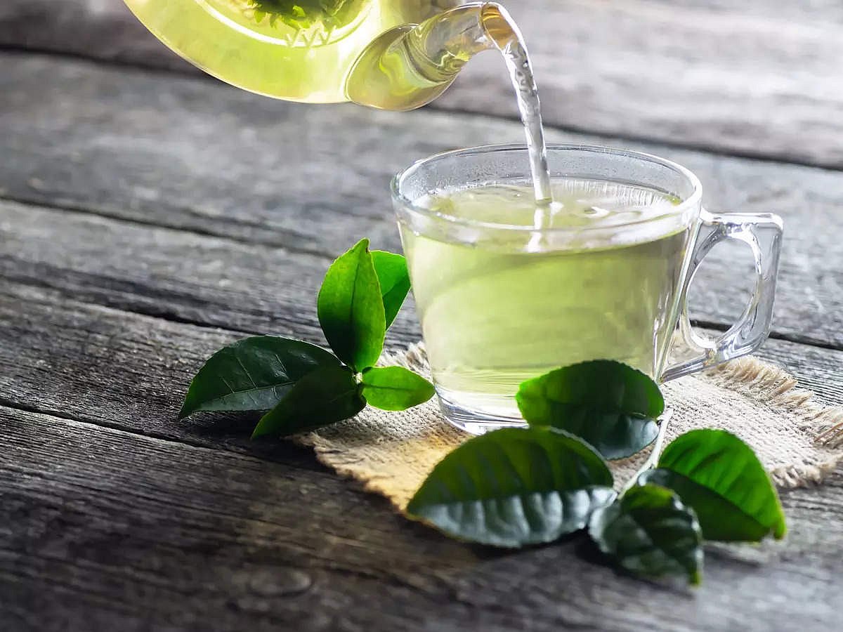Green Tea Benefits: সক্কাল সক্কাল দুধ বা লিকার চা নয়, এক পেয়ালা ...