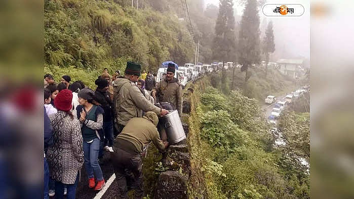 Sikkim Landslide : সিকিমে ফের ধস, নাথু লায় আটকে শতাধিক পর্যটক ...