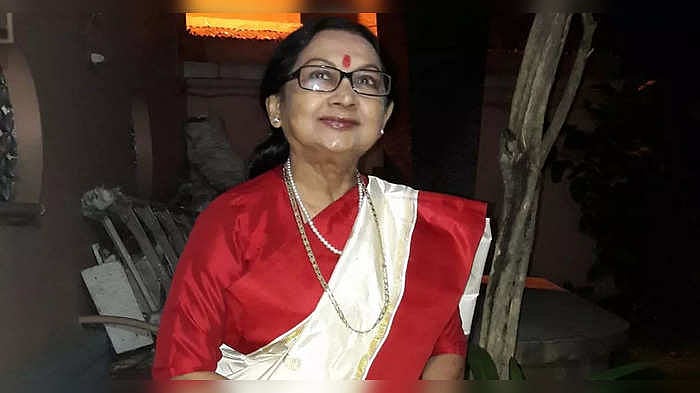 Sandhya Roy Birthday : চারিদিকে ওয়েস্টার্নের বাহার, তবু আটপৌরে পোশাকেও ...