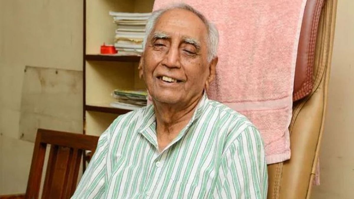 Dr. Baba Adhav passed away in Pune due to prolonged illness