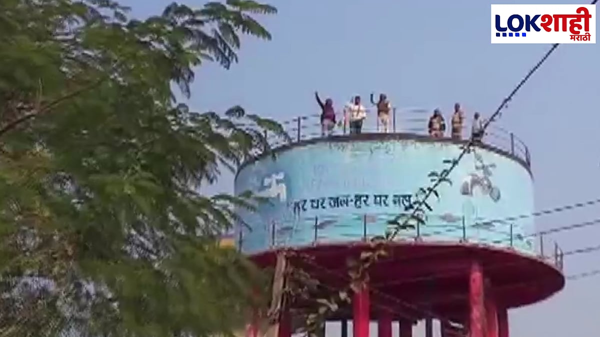 Protest by Project Affected on Water Tank in Bhandara