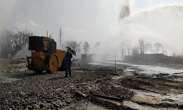 OIL places Blowout Preventer; fire likely to be doused within 36 hours ...