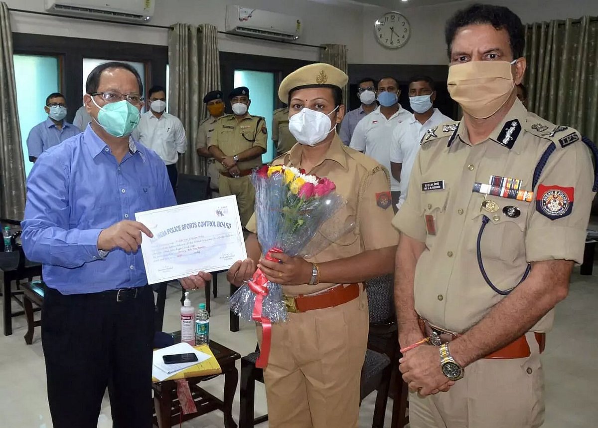 DGP, Assam Bhaskar Jyoti Mahanta felicitates Pallabi, Tunlai