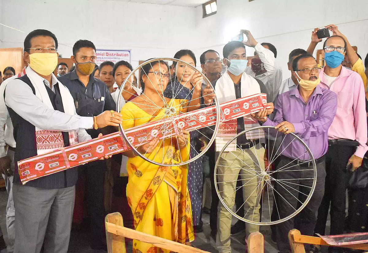 Naba Kumar Doley distributes handloom sets in Dhakuakhana constituency