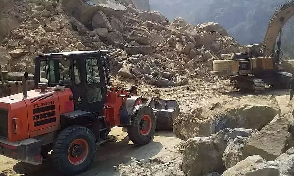 NH-29 rockslide damages three vehicles, injures two