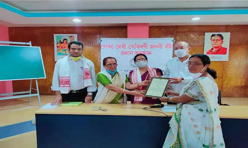 Pona Devi Sowarani Janani Bota conferred to Runu Saikia in Lakhimpur