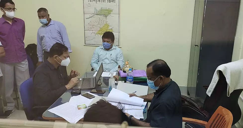 Tinsukia Superintendent of Excise caught red-handed while taking bribe ...