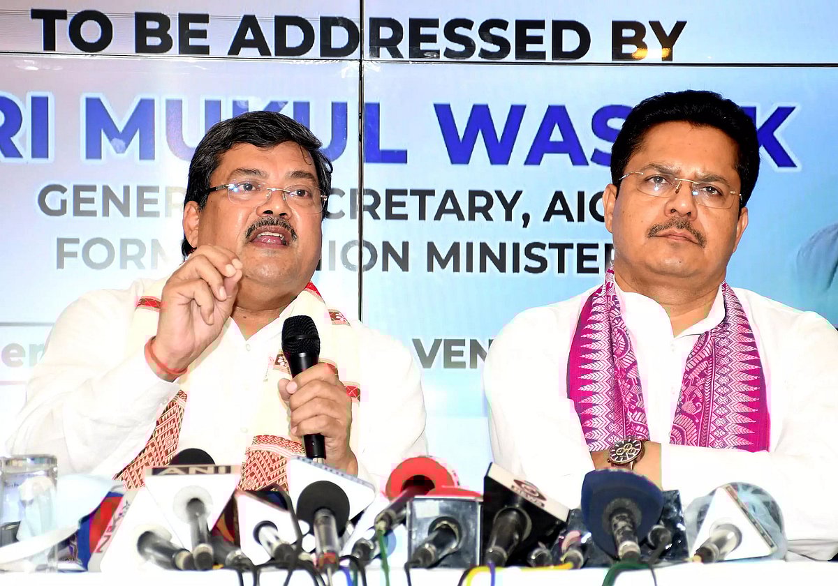 Congress general secretary Mukul Wasnik flays Centre over privatization ...