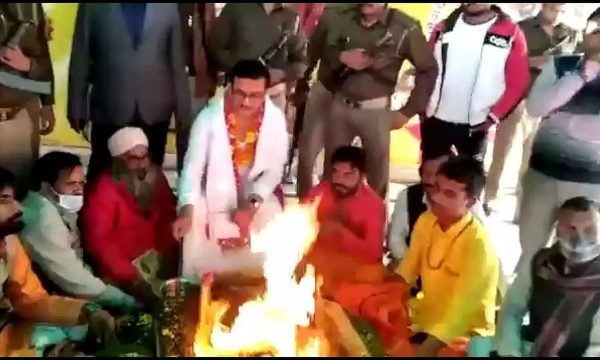 Former Chairman of UP Shia Waqf Board, Wasim Rizvi Converts to Hindu