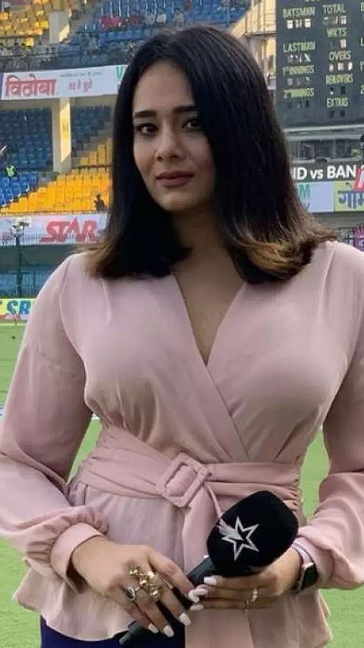 Meet IPL 2022's Most Glamorous Anchors