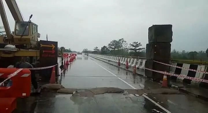 Crack in connecting slab of Dhola-Sadiya bridge