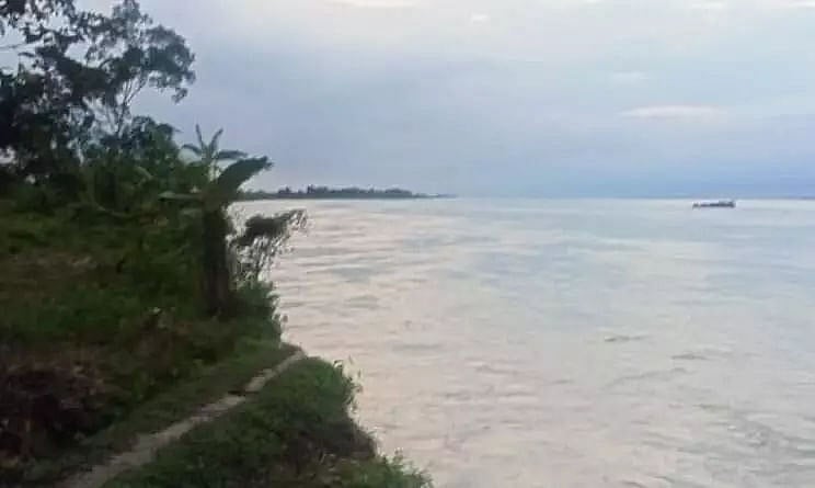 Devastating erosion by Subansiri breaches right embankment at Chandrapur