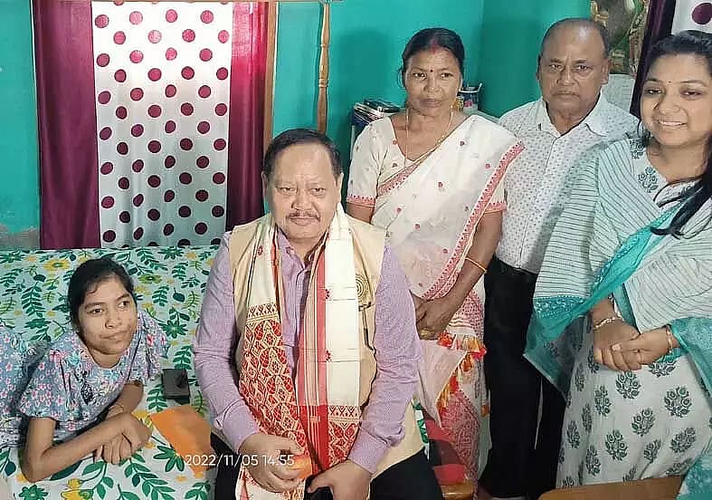 Assam DGP Bhaskar Jyoti Mahanta visits Rup Shikha Nath to encourage her
