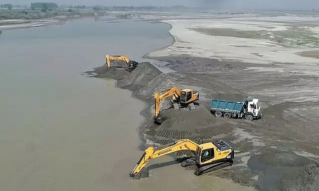 Illegal silt mining from Brahmaputra river rampant in Auckland