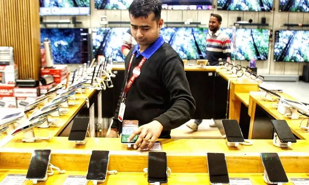 Centre cuts Customs duty on key mobile phone parts