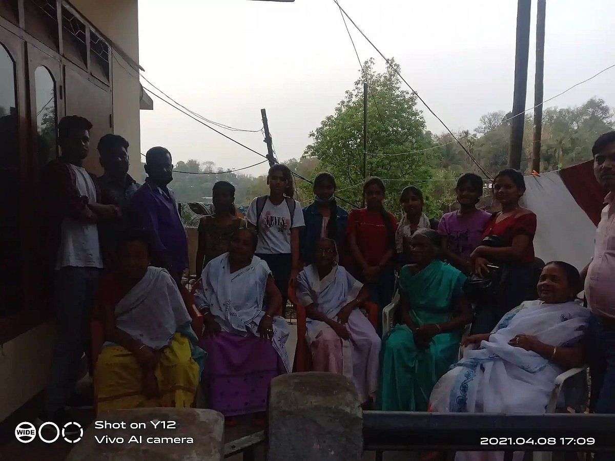 Guwahati Police visit old age home “Gana Sarathi Old Age Home’
