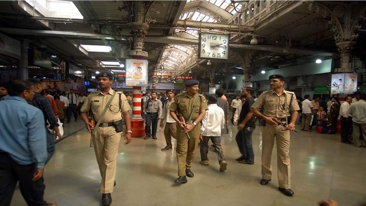 RPF arrests burglars