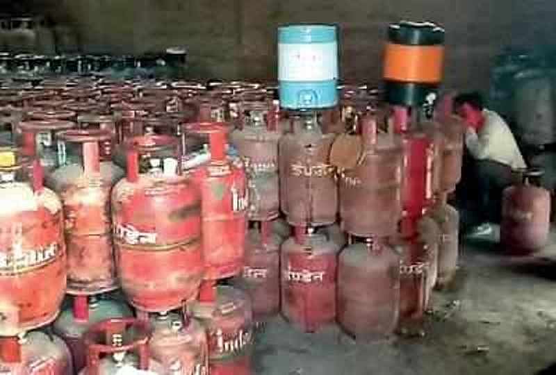 Gas Pilfering Racket Busted By Police in Gotri,16 Arrested