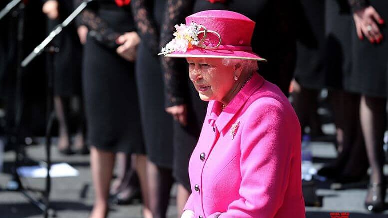 Queen Elizabeth Leads Televised Remembrance Tribute to Fallen Soldiers