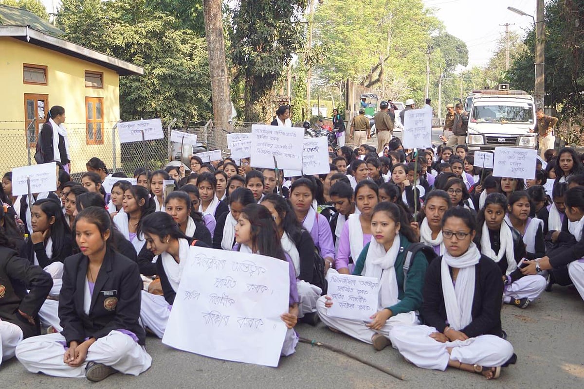 College Students boycott classes to protest against Citizenship Bill in ...