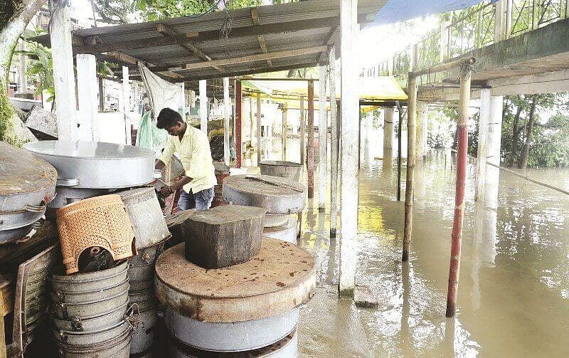 Uzan Bazar Fish Market Under Water