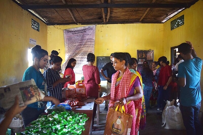 Helping hand extended by non-governmental organization to flood victims ...