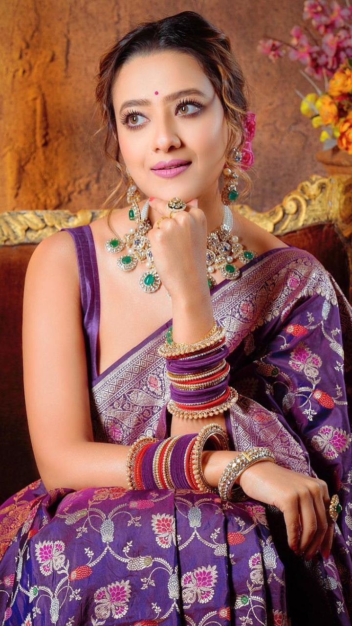 Madalsa: छान किती दिसते फुलपाखरू!