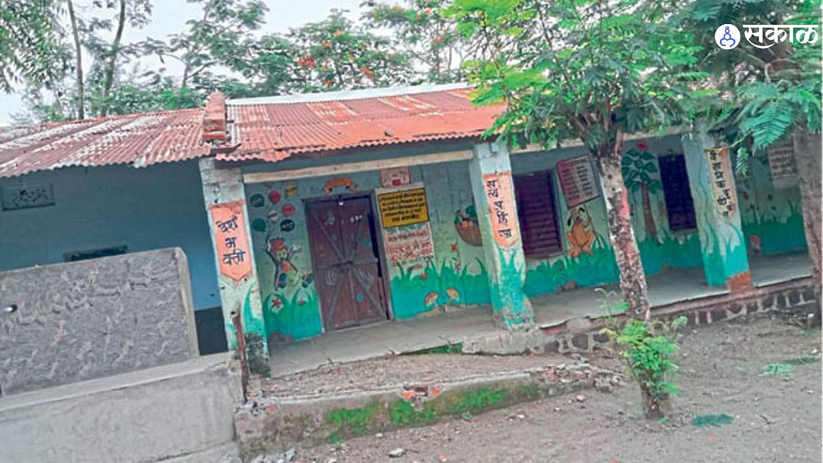 Washim : पाच वर्गखोल्यात भरविले जातात आठ वर्ग;जिल्हा परिषदेच्या शाळेकडे ...