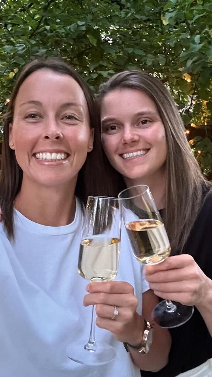 Love Story! इंग्लंडची किपर अन् ऑस्ट्रेलियाची बॉलर | England ...