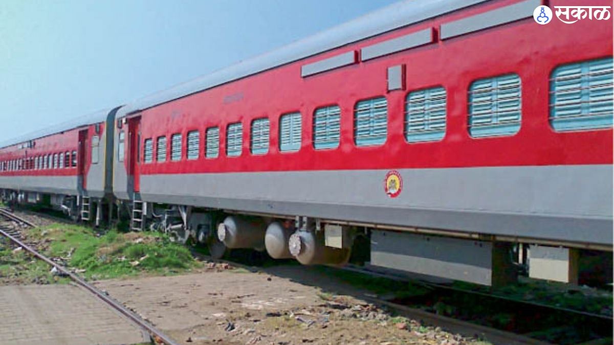 Pune Railway : कालबाह्य डब्यांतून रेल्वे प्रवाशांची सुटका;पुण्यातून ...