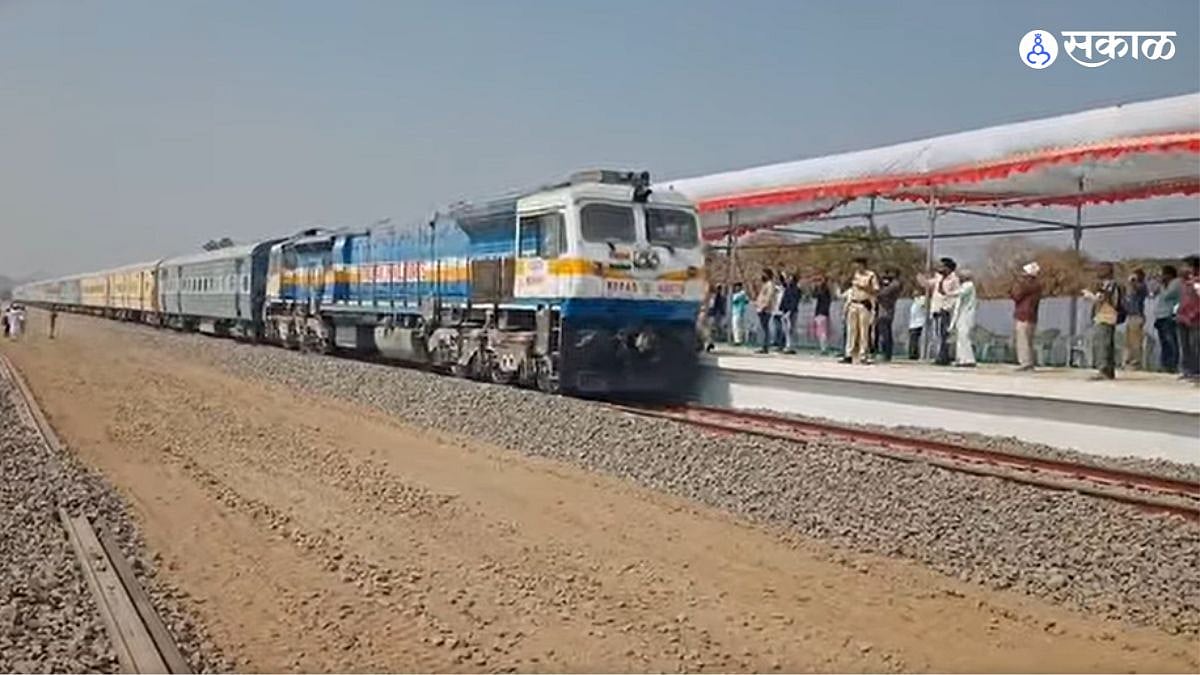 Beed News: बीडकरांचं पस्तीस वर्षांचं स्वप्न... हायस्पीड रेल्वे धावली ...